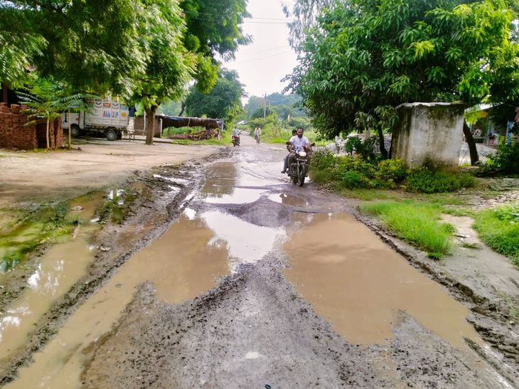 Road built 6 months ago in Haidergarh has been uprooted | हैदरगढ़ में 6 ...