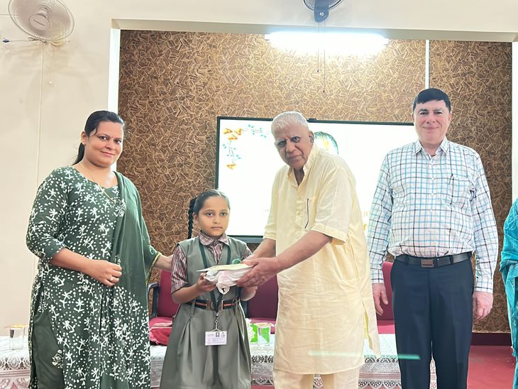 Special session on Aarti-prayer in Navnidh Hasomal Lakhani Public ...