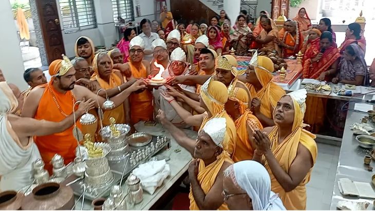 Laddu offered to Lord Pushpadant on the occasion of Good Thinking Day ...