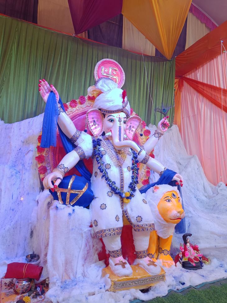 Grand decoration of Ganapati with blue and white clothes | नीले-सफेद ...