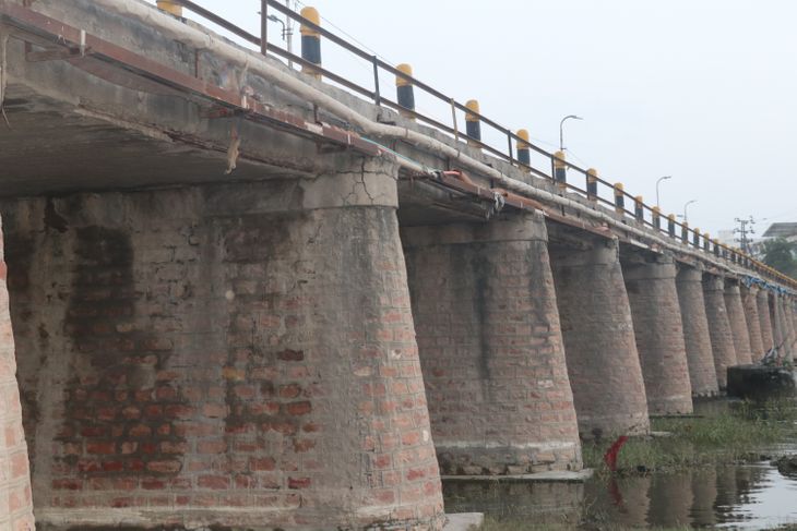The foundation of the bridge pillar has become weak. | पुल के पिलर की ...