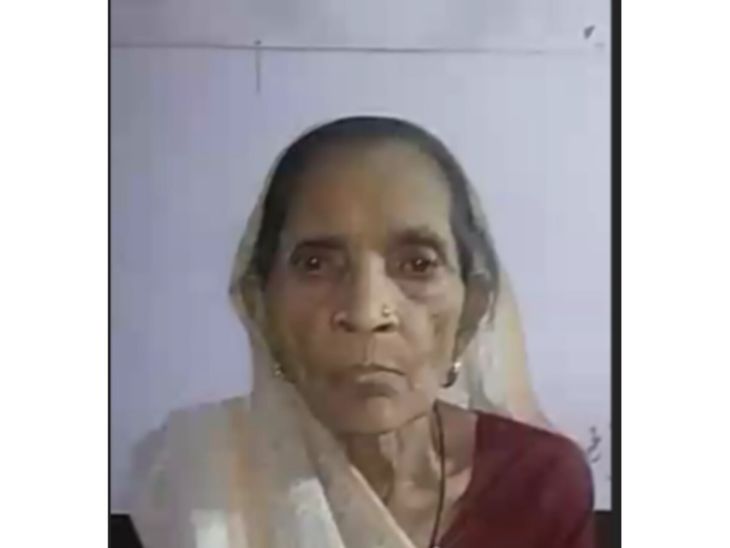 Son and daughter-in-law accused of beating mother | बेटे-बहू पर मां को ...