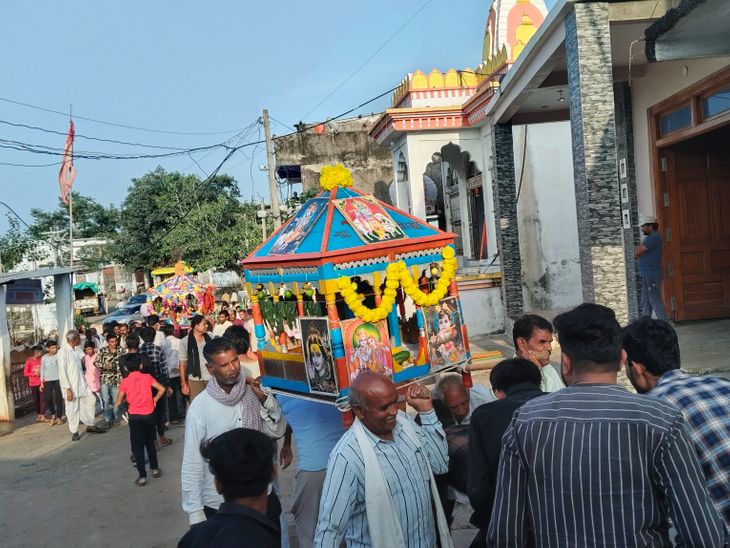 The Lord's palanquin tour on Dol Gyaras in Sukarwas | सुकरवास में डोल ...
