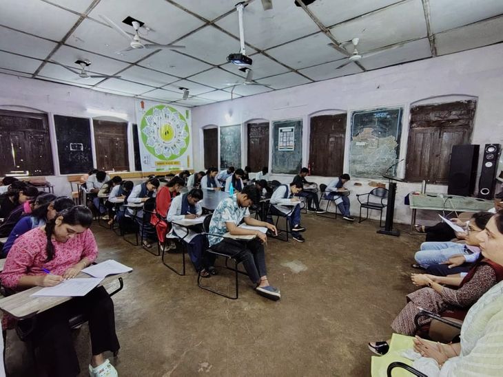 Mohit came first and Monika came second in the quiz | प्रश्नोत्तरी में ...