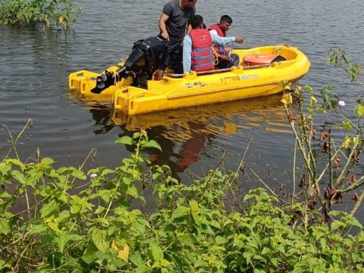 Teacher dies after drowning in a pond