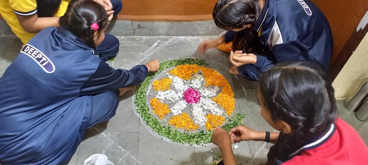Onam: Students made Rangoli in school with flowers and leaves | ओणम ...
