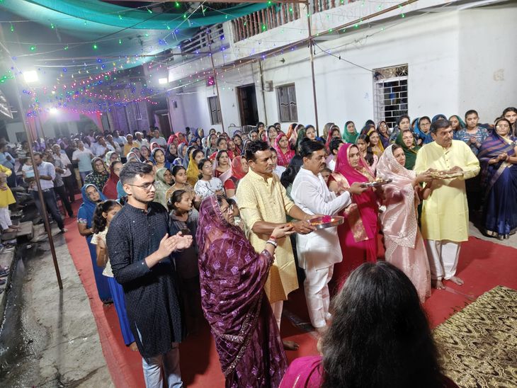 Three couples performed the Mahaarati of Lord Shri Ganesh | तीन जोड़ों ...