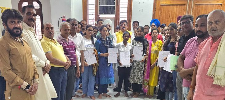 Certificates of computer courses distributed to students | बच्चों को ...