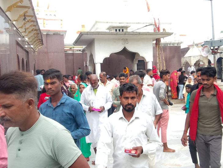 Thousands of devotees bowed their heads in Bade Baba's court | बड़े ...