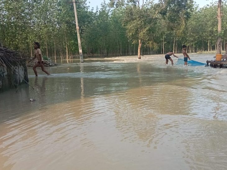 The connecting road of 2 villages is closed due to flood