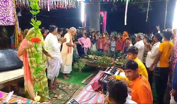 A beautiful tableau of Shri Krishna-Rukmani marriage was decorated ...