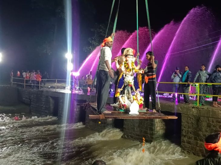 Devotees bid farewell to Ganpati Bappa amidst rain | बारिश के बीच ...