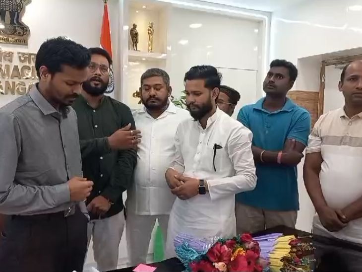 Memorandum submitted to DM for installation of Gandhi statue in kishanganj | गांधी प्रतिमा लगाने ...