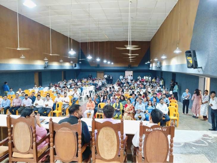 Crowds gathered at the job fair at VSSD College in Kanpur | कानपुर के ...