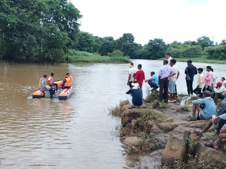 The body of a person who was swept away in the Jhamal river was found ...
