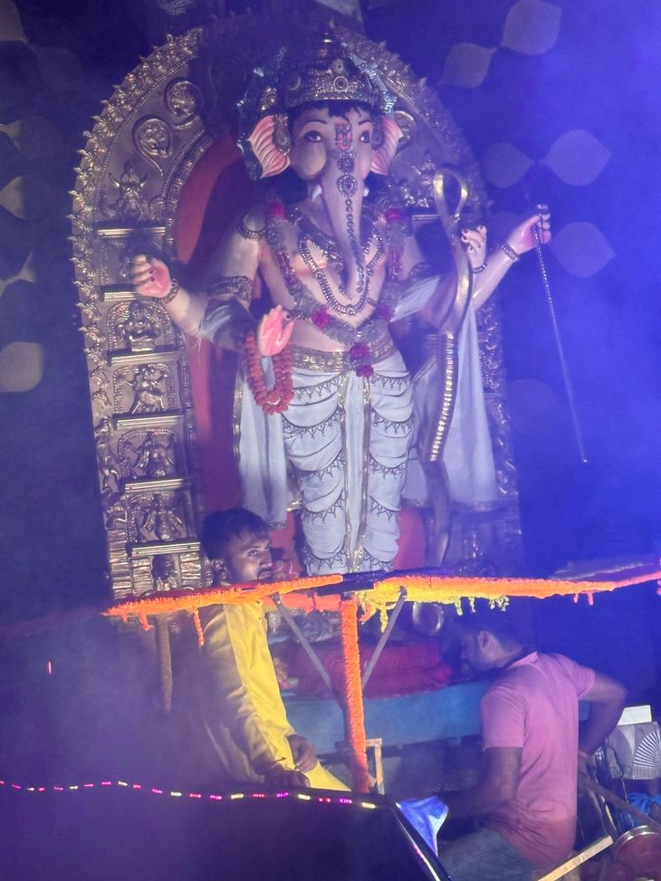 Ganpati Bappa's procession was taken out in the pouring rain | बरसते ...
