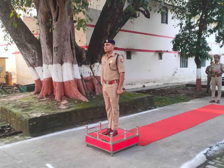 The newly arrived SP in Unnao took the salute of the parade | उन्नाव में नवागत एसपी ने ली परेड ...