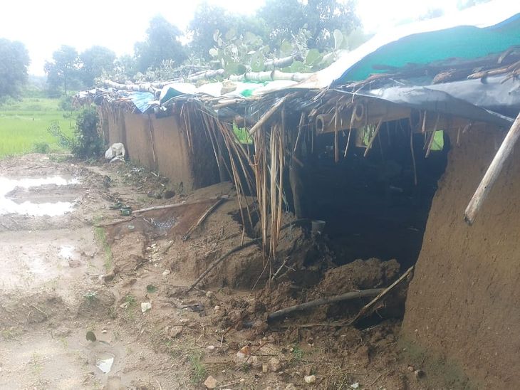 Heavy rains in Duddhi Tehsil area caused kutcha houses to collapse ...