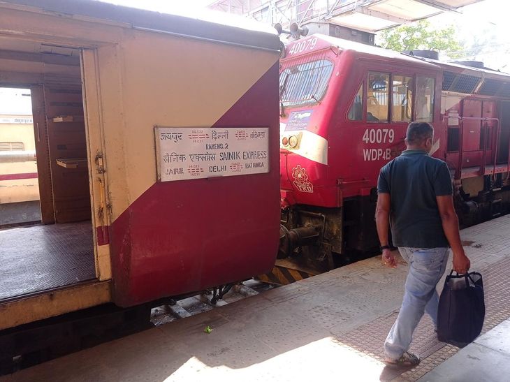 One AC coach will be added in Sainik Express | सैनिक एक्सप्रेस में ...