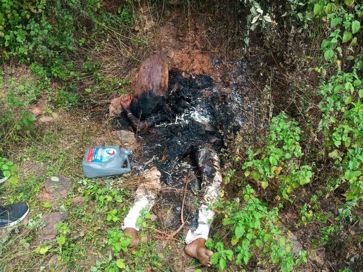 A half-burnt body of a woman found in Damoh | दमोह में मिली महिला की ...