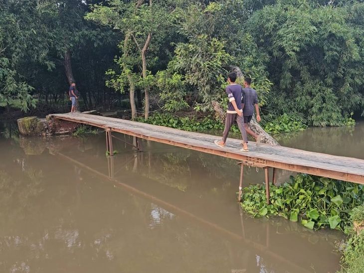 People are crossing the tin bridge risking their lives | टीन पुल पर जान ...