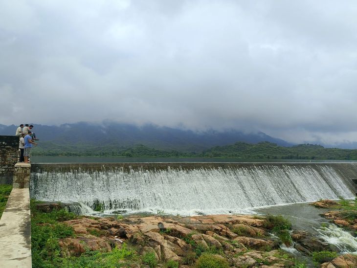 8 Sheets flowing on overflow dams