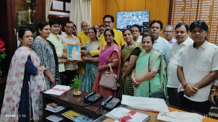 Vipra Foundation welcomed Collector Sharma | विप्र फाउंडेशन ने किया ...