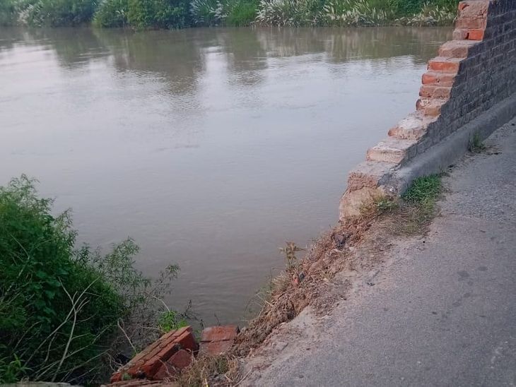 Trilokpur's railing-less bridge is inviting accidents | त्रिलोकपुर की ...