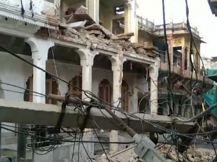 dilapidated house in Pali, light pole collapsed... | पाली में जर्जर ...