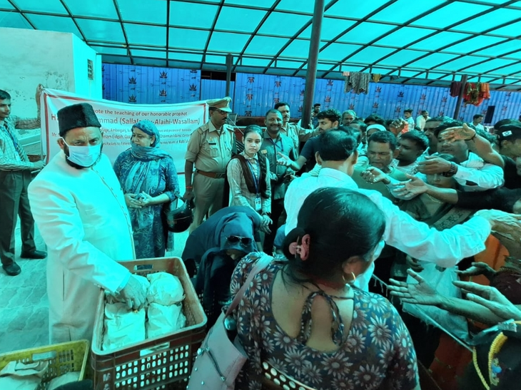 Students and Maulana distributed food packets KGMU
