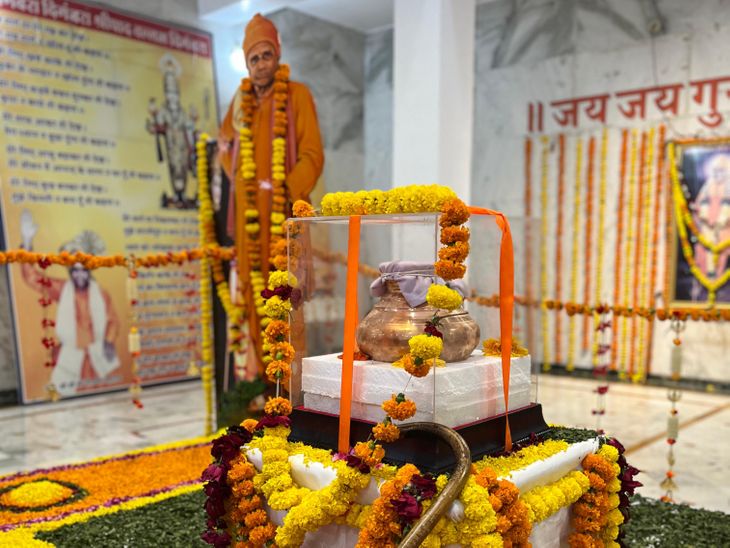 The ashes of the founder of Shri Dutt Ashram reached Maheshwar ...