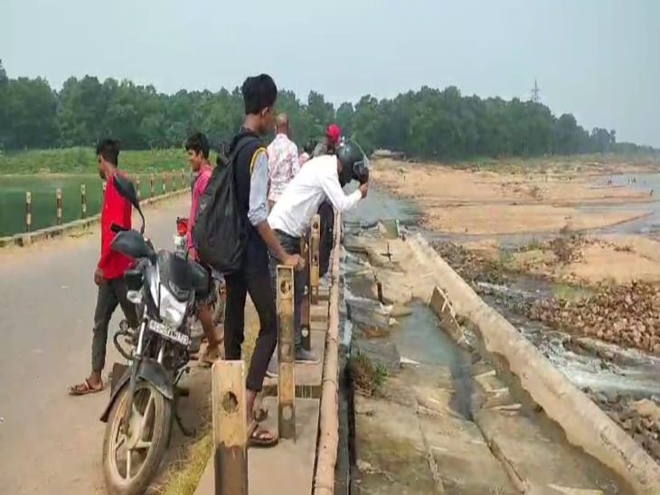 Chhattisgarh Dhamtari part of the bridge collapsed | धमतरी में महानदी ...