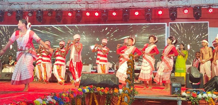 Children presented a cultural program in tribal traditional costumes