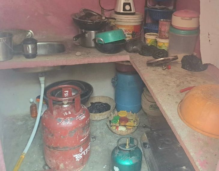 The stove was set on fire in the kitchen during gas refilling, 5 people ...