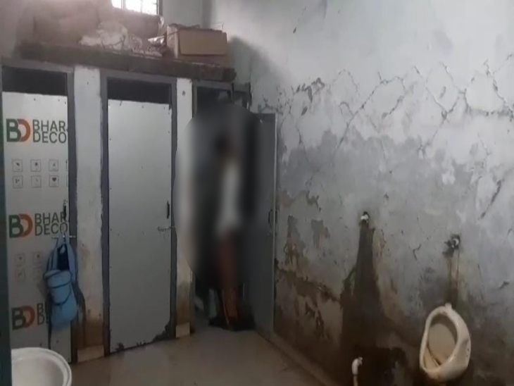 Dhamtari student hanged himself in the school toilet | धमतरी में छात्र ने स्कूल के टॉयलेट में ...