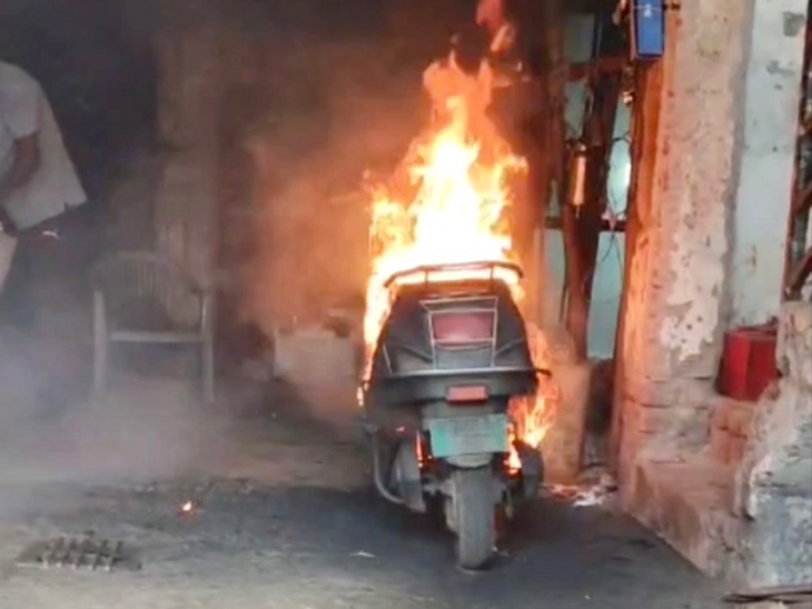 Ev Scooty Suddenly Caught Fire चार्जिंग के दौरान Ev स्कूटी में लगी आग मिनटों में जलकर राख हुई