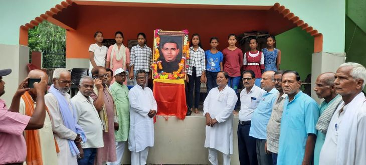 People remembered national poet Ramdhari Singh Dinkar on his 116th birth anniversary ...