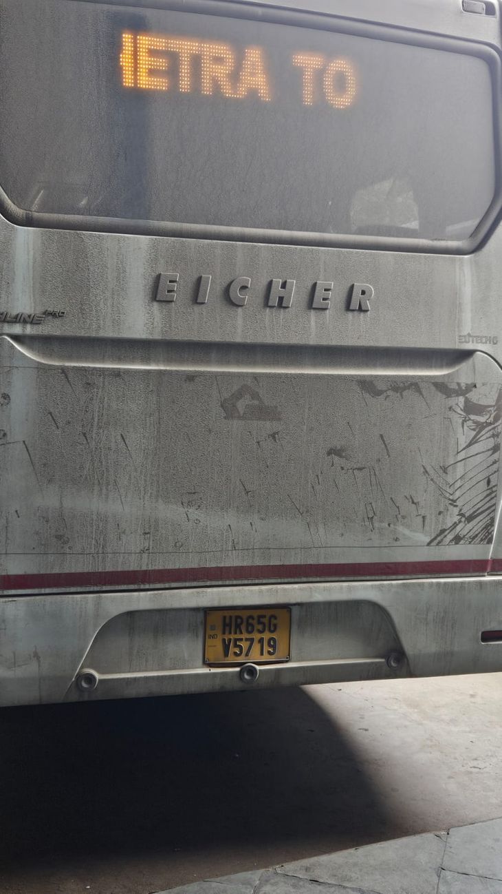 Cleaning system of buses is stalled: Service station in roadways ...