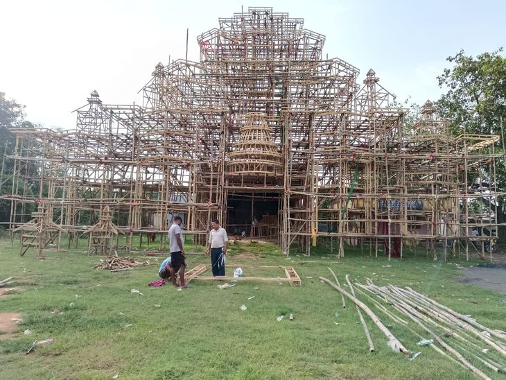A pandal worth Rs 5 lakh is being built in the Dugda Market complex for ...