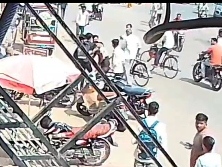 Two groups of students clashed in Prithvipur | पृथ्वीपुर में छात्रों के ...