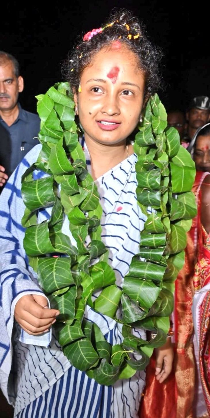 Women consider Hemant as their son, they are doing Jiutiya for him ...