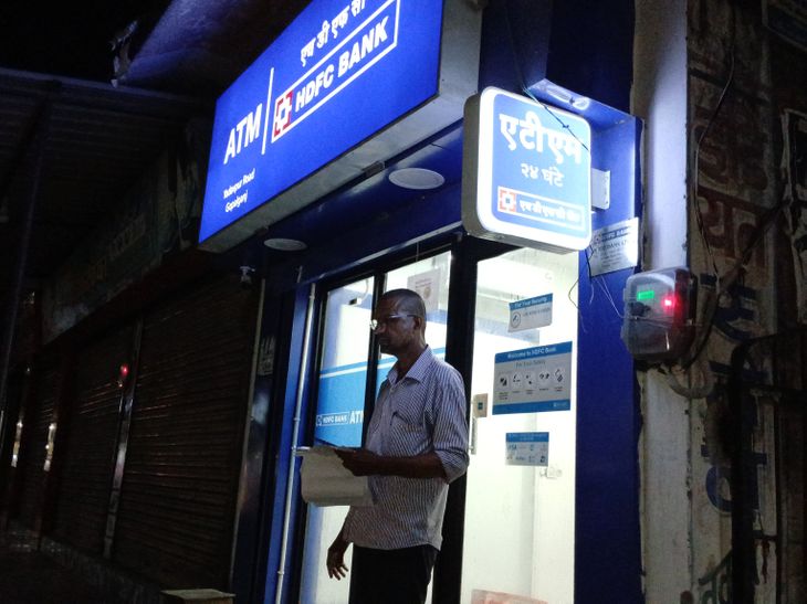 Card stuck in ATM machine, fraud of 37 thousand rupees