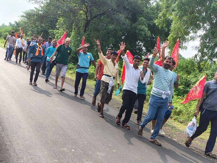 The devotees started their journey on foot from Manawar | मनावर से ...