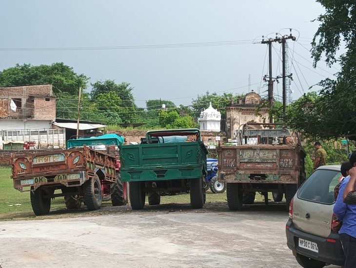 Five tractors carrying illegally excavated sand caught | अवैध रेत ...