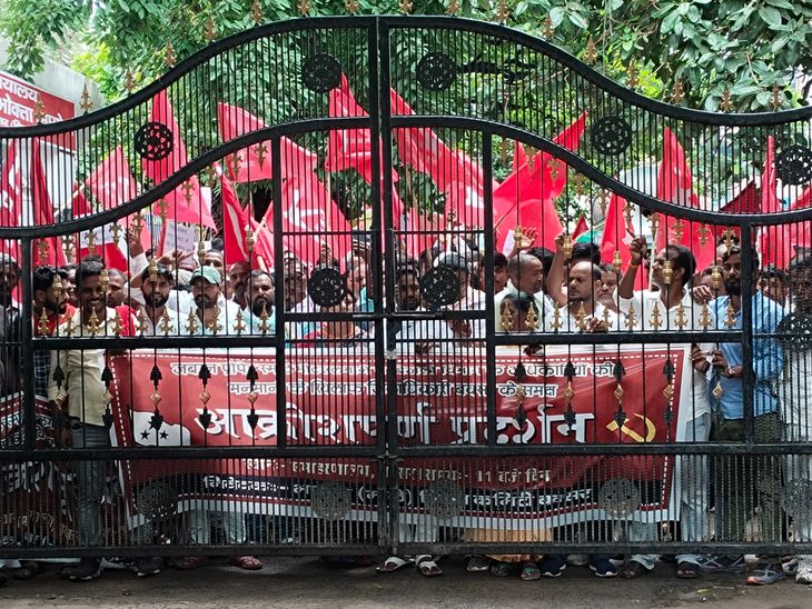 The people of Buxar took out an angry march and submitted a memorandum ...