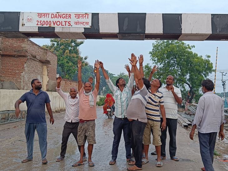 High gauge was lowered at Janghai railway crossing | जंघई रेलवे फाटक पर ...