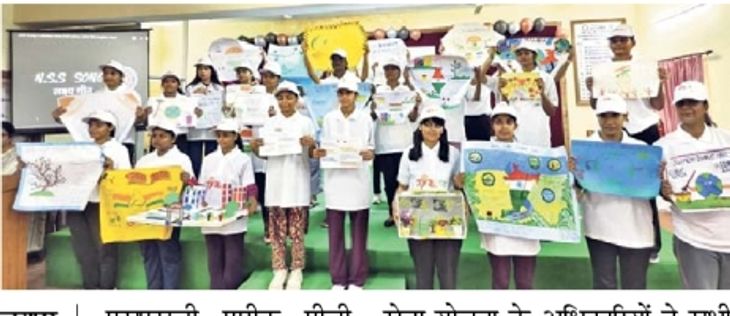 Display of posters and slogans in the orientation programme