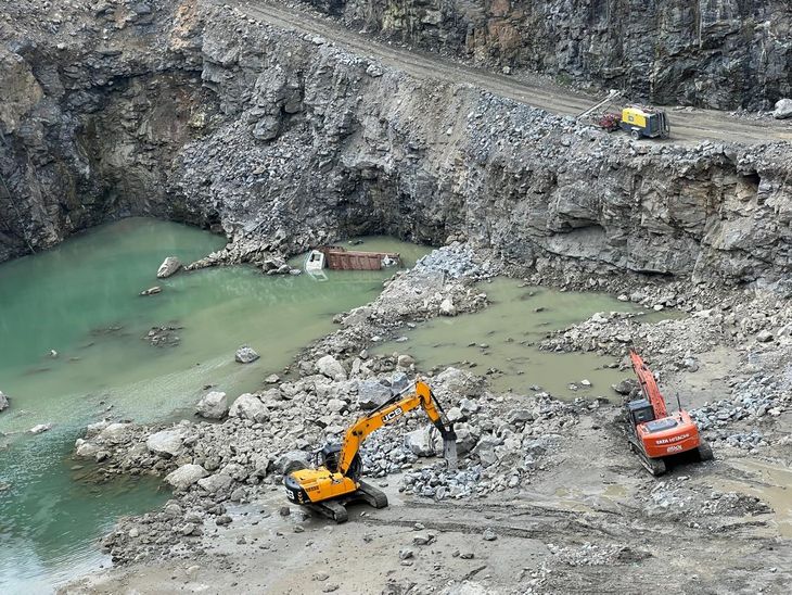 Dumper full of stones fell into the mine, driver died