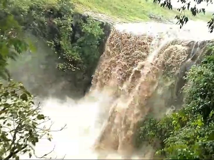 Sirvel Mahadev waterfall took a fierce form, policemen were deployed ...