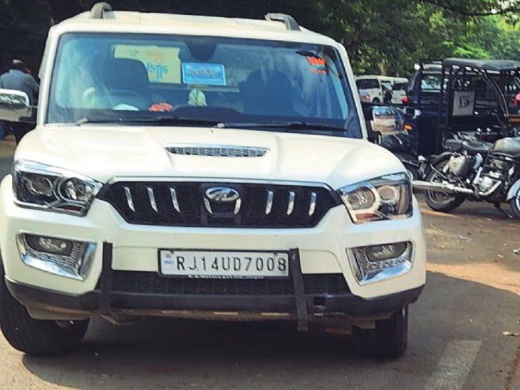 Vehicles with fake Vidhan Sabha stickers are running freely; people are ...